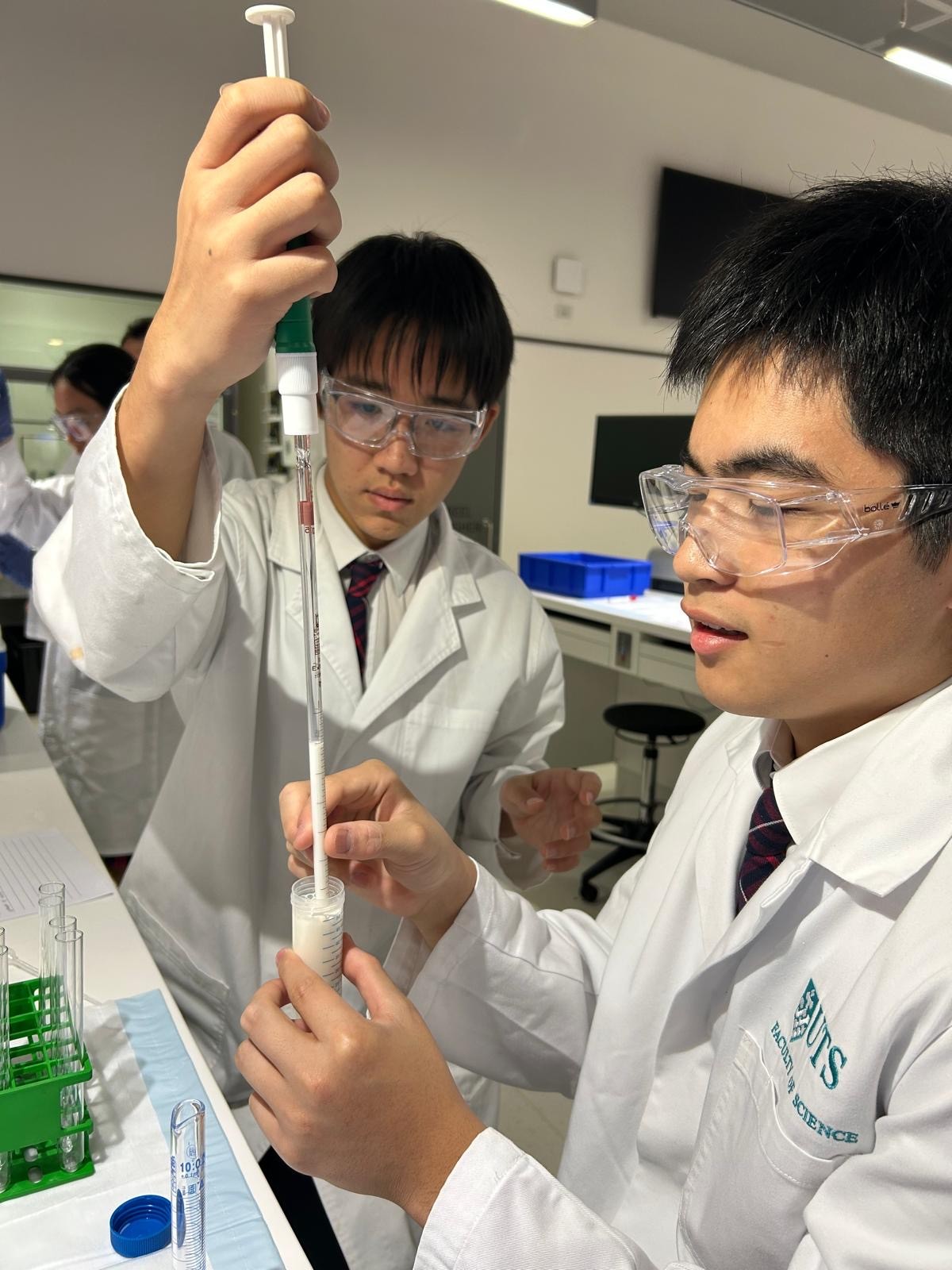Making Science Real: Our Students at the Sydney UTS Labs! - Macquarie ...